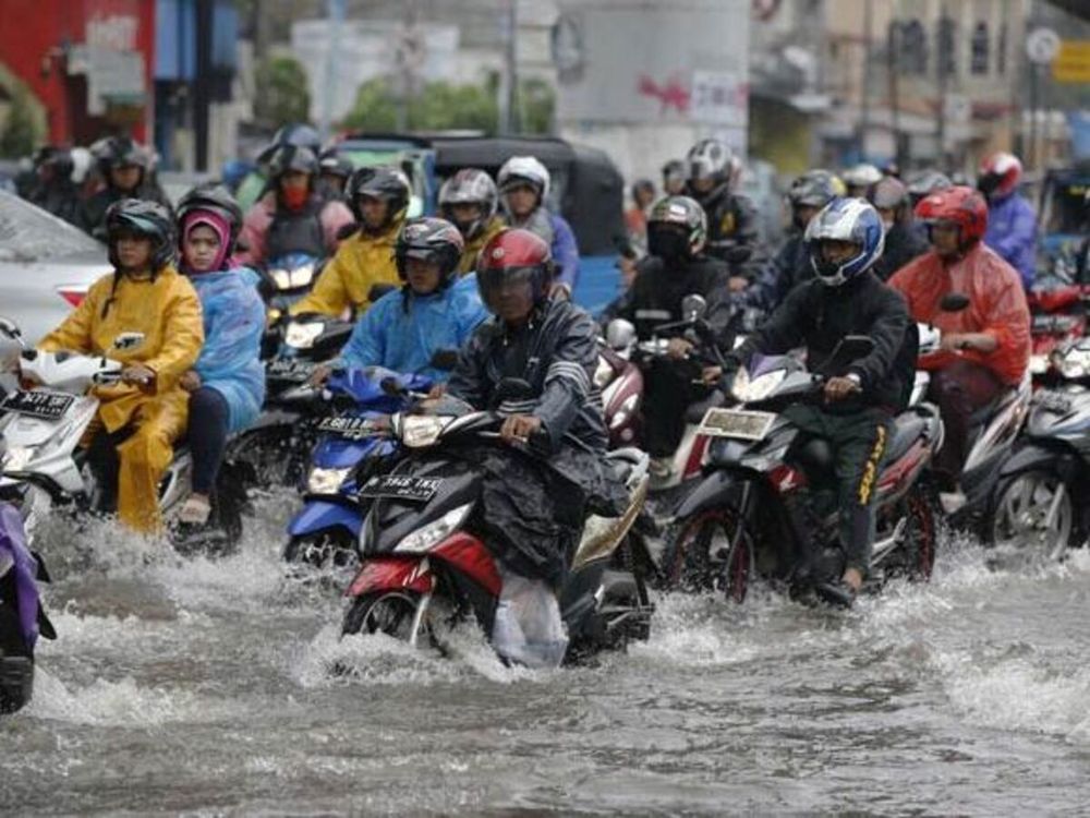 Tips Berkendara Motor saat Melewati Banjir - Berita Otomotif | Mobil123