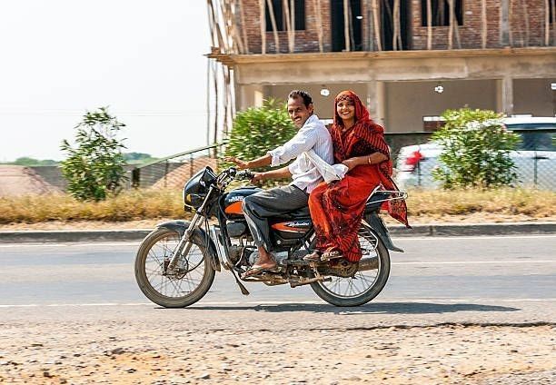 Hai Ladies, Ini Bahayanya Dibonceng dengan Posisi Duduk Menyamping - Berita Otomotif | Mobil123