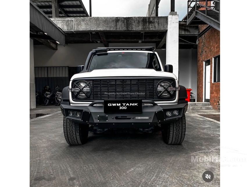 Jual Mobil GWM Tank 2024 300 HEV 2.0 di Jawa Barat Automatic SUV Putih ...