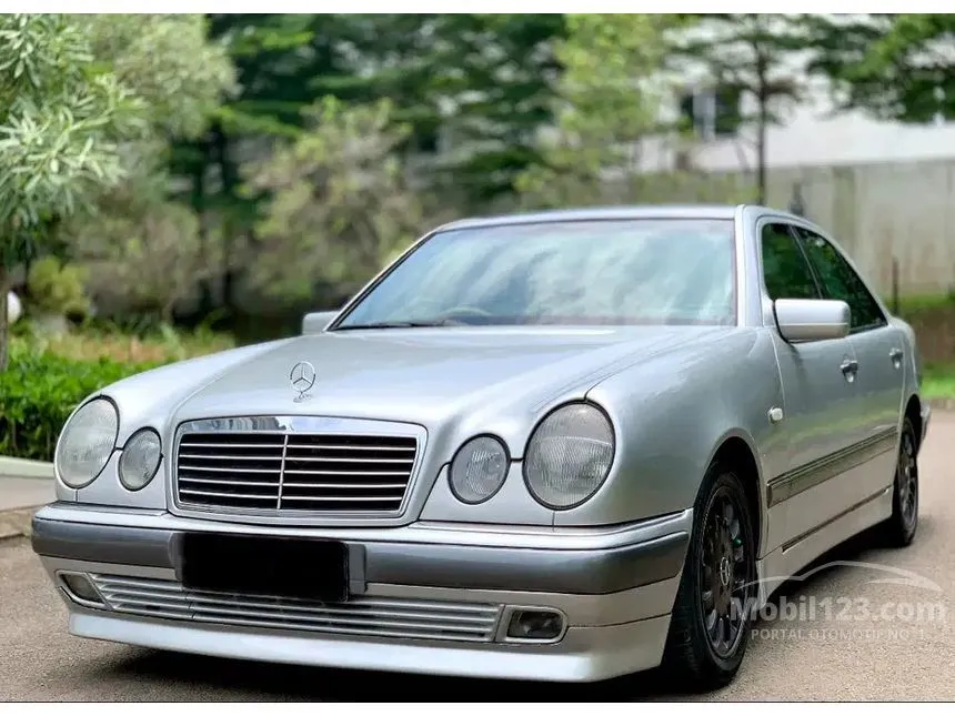 Jual Mobil Mercedes-Benz E320 1997 W210 3.2 Automatic 3.2 di DKI ...