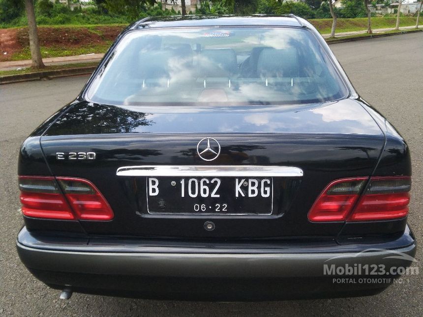 Jual Mobil Mercedes-Benz E230 1998 W210 2.3 Automatic 2.3 di DKI ...