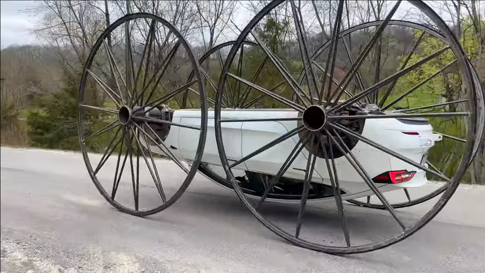 อึ้ง! ยูทูปเบอร์แปลงโฉม Tesla Model 3 กลับหัว พร้อมล้อยักษ์ขนาด 10 ฟุต ...