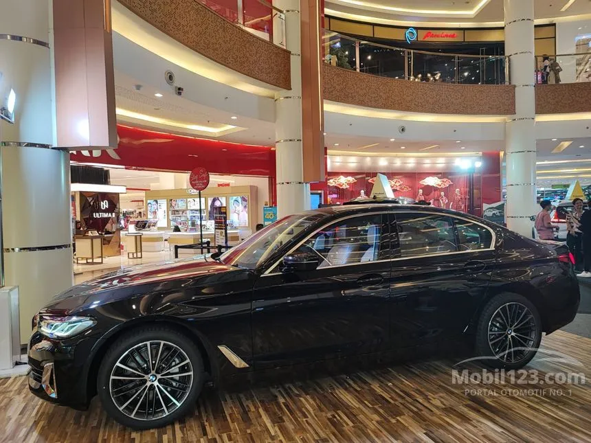 Jual Mobil BMW 530i 2023 Opulence 2.0 di Banten Automatic Sedan Hitam ...