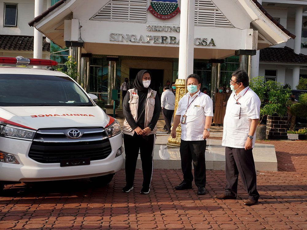 Toyota Serahkan 2 Unit Innova Ambulance ke Karawang - Berita Otomotif ...