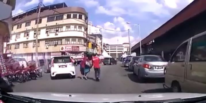 VIDEO: Road-Side Snatch Thief Caught In The Act In Taiping - Auto News ...