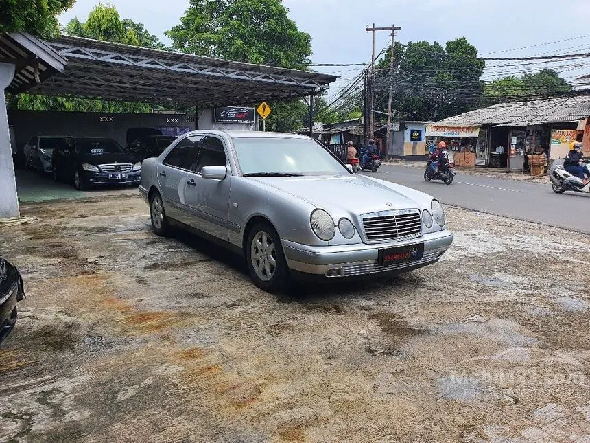 Jual Mobil Mercedes-Benz E230 1997 W210 2.3 Automatic 2.3 di DKI Jakarta Automatic Sedan Silver ...